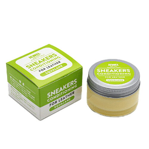 詳細説明【特長】・レザースニーカー、レザーシューズなど、皮革製品の柔軟性と防水性を高めながらひび割れなどの劣化を防ぐ保革オイルです。・手軽にお手入れができ、軽やかでベタ付きのないしっとりとした仕上がりです。・天然成分99.7％で人にも革にも...