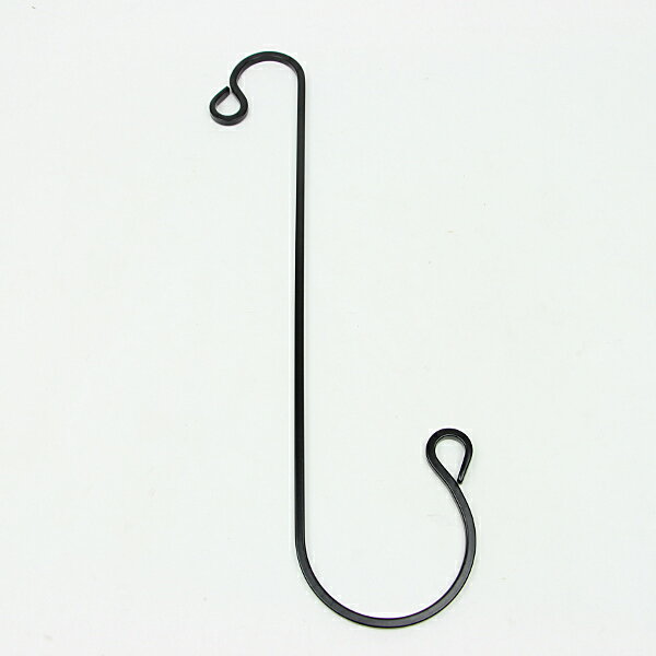 花や観葉植物等を吊るして楽しむ事ができハンギングバスケット用フックです！ 【サイズ】 約45cm×約18cm　太さ：約0.6cm 重量：約200g 材質：鉄 細かな傷や錆がある場合がございます。アンティークな風合いをお楽しみください。 傷や...