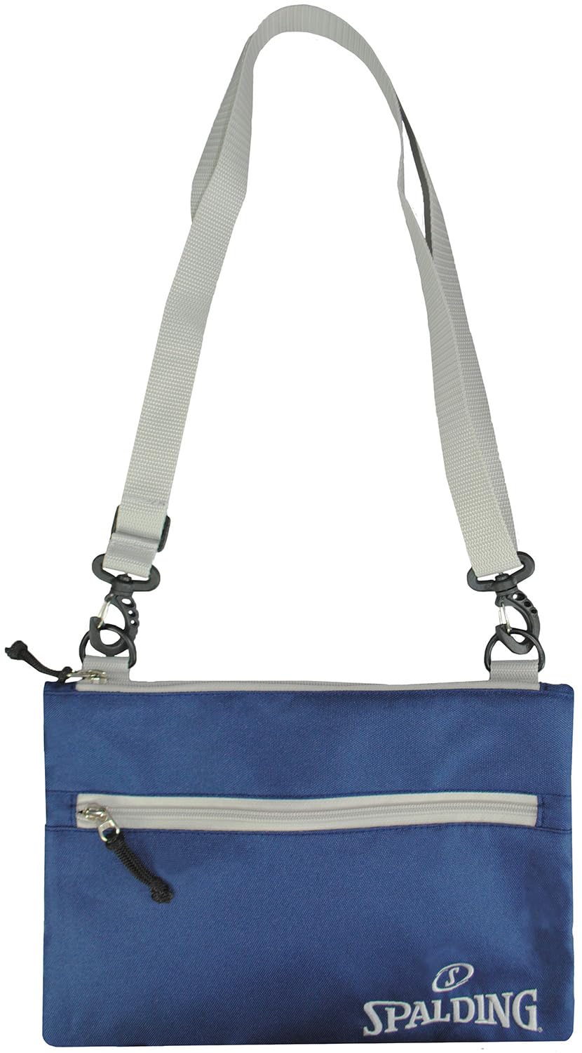 SPALDING（スポルディング）のゴルフサコッシュ（SPSC-3490/ネイビー）は、ゴルフシーンで貴重品や小物を持ち運ぶのに最適なアイテムです。 サイズは29×21cmで、スマートフォンやボール、マーカーなど、ラウンド中に必要なものをコ...