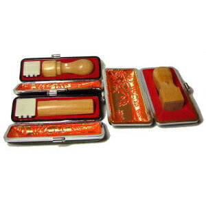 【印材について】オノオレカンバとはその木材を加工するときに斧が折れる程硬いということから命名された無垢の植物性の印材の中では最高級クラスの印材です。耐久性が高く、木目が細かくて美しく捺印性能が優れた天然印材です。 耐久性、使用満足度、どれを...