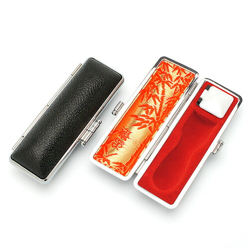 法人用の印鑑（天丸タイプ）を収納する印鑑ケースです。表面には牛革にシボ加工を施したものを使用し、銀枠仕様で内張りは朱竹模様となっております。こちらには18mmの印鑑が収納できます。本牛皮ケース黒(銀枠) 天丸タイプの会社印（実印・銀行印など...