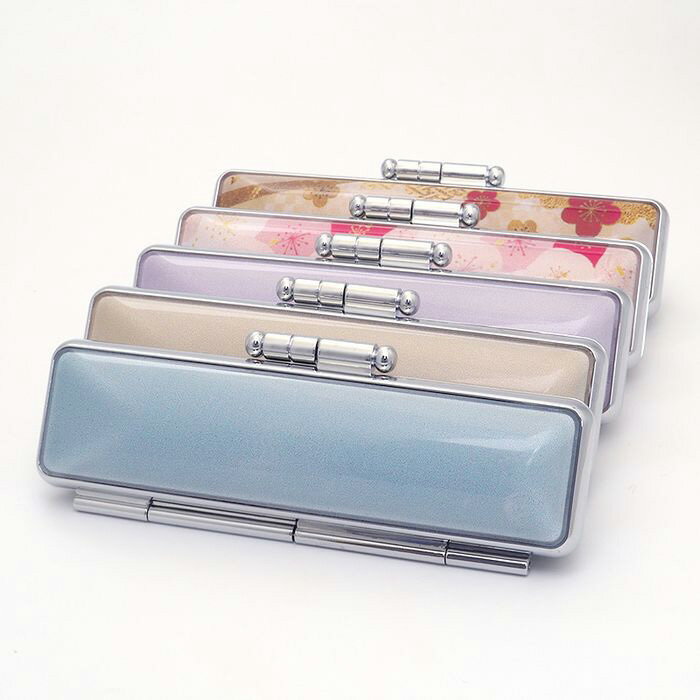 樹脂を使ったボディとプラスチックフレームの軽くておしゃれな印鑑ケース。表：くすみカラー、内部：グレーカラーの上品な色合いのデザインの無地と、表：モダンな和柄、内部：赤色で、古風なデザインの柄ケースがあります。【収納可能な印鑑サイズ：10.5...