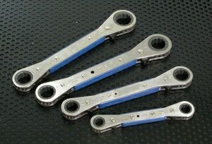 板形状でレンチ部が突出していないので、狭いところの締め付けに最適！ 強化プラスチック採用で軽量化を図り、本体プレートはステンレス使用で強くサビ難い。 ■サイズ：13mm×17mm ■頭巾 D1：28mm　D2：32mm ■頭厚み T1：11...