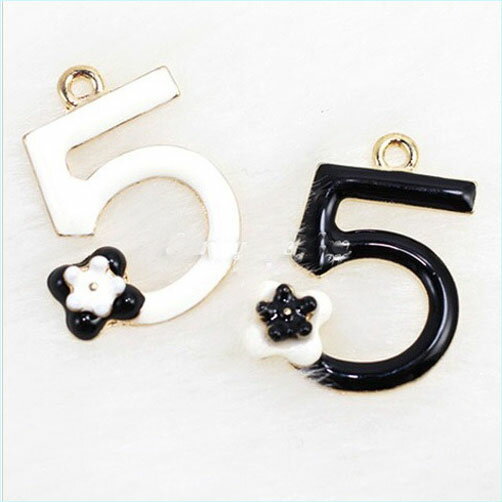 大き目で目立つデコ電パーツ、自由にアレンジメント、 たくさんのパーツの種類から、好みの物を選んで自分だけの、物を造る楽しみのグッです。 No5。 スマホケースなど、普段愛用している、バッグ、サイフ、キーホルダーその他に付けて楽しむ。 サイズ...