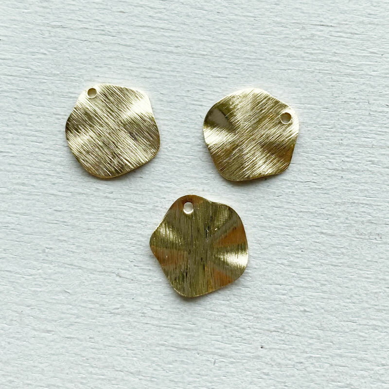 サイズ 直径約15mm 個数 1個 発送について 関連商品チャーム マーキス リング オーバル しずく 唐草 フラワー レース ...[1個]チャーム 透かし月に羽 2カン ゴールド *...チャーム ラインサークル オーバル レジンフレー...