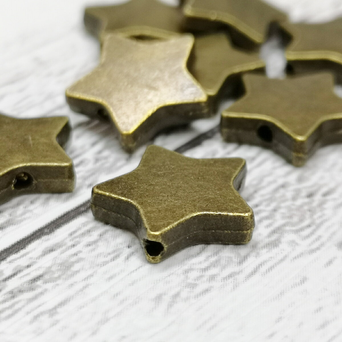 サイズ：約14mm×13mm 穴径：約1mm カラー：アンティーク 重さ：約1.8g 真鍮製のスペーサー10個セットです。 ビーズですのでイヤリングやピアスなどにも使用可能 天然石の間にはさんだり、ビーズのキャップとしても重宝します。 ↓他...