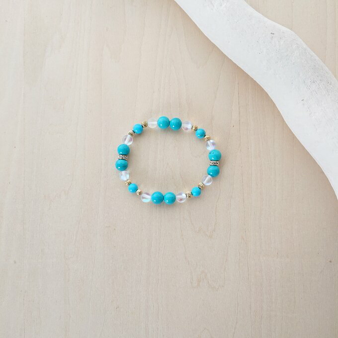 可愛いターコイズカラーのブレスレットですルナフラッシュはその名の通り「月」をイメージした光が宿っているような幻想的なパワーストーンです。【サイズ】長さ：約16cm（伸びる素材です、最短の状態が約16cmです）【材質】練りターコイズ・ルナフラ...