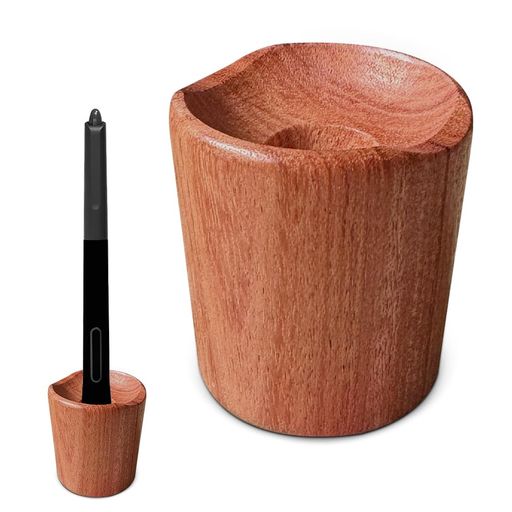 【商品仕様】サイズ:4.6 x 4.1x 3.5cm、形式:1本立、材質:パドック、アッシュ材。検証済み:Wacomペン、XPPen X3 Proペン(互換する他のスタイラスペンにもご利用いただけます)。クリエイターにとっては必須のアイテム...