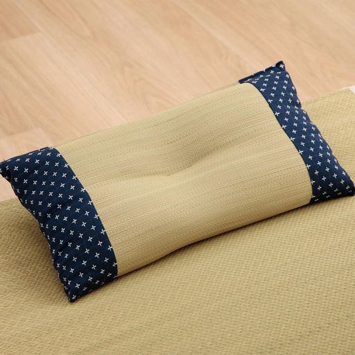 【商品説明】 ヘリにインド綿生地を刺し子調に織り上げた生地を使用した、おしゃれない草のくぼみ平枕です。 【商品特長】国産(九州産)のい草を使用し、やわらかく、すべすべとした肌触りが特長です。 【ここがポイント1】中材に低反発ウレタンチップを...