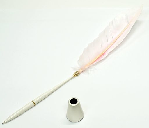 1セット入り ピンク色の羽根付きボールペンと金属製ペンスタンドのセット品 羽根はガチョウの羽根を使用 ペンは受付などで使用されているバンカース型ボールペンの頂上に、羽根を取付けできるように真鍮パイプを組み付けた特殊用途ペンを使用 エアキャッ...