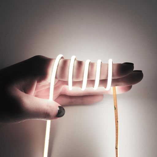 【高輝度COBテープライト】5m長の高密度400LEDs/m設計により、均一で鮮やかな赤色発光を実現しながら十分な明るさを確保。COB構造によるドットレス発光で光が滑らかにつながり、柔軟な薄型ボディにより収納庫や曲面にも密着設置可能。調光機...