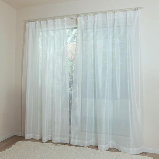サイズ:【巾200cmx丈78cm】 ・いろいろなお部屋に合わせやすく、花柄や特徴のある厚地カーテンにも合わせやすいシンプルな無地調柄のデザイン。・程よい透け感で爽やかなそよ風にもさらっとなびくような軽やかなミラーレースカーテンです。・外か...