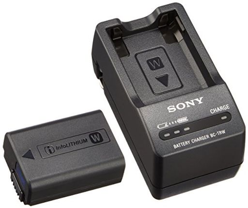 チャージャーとバッテリーをセットにしたお得なキット LED搭載により、詳細な充電状況を確認できる 本体内充電よりも短時間でバッテリーを充電可能 バッテリーには残量を液晶モニターに1%刻みで表示するインフォリチウム機能を搭載 キット内容:リチ...