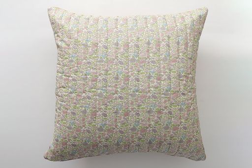 サイズ:45x45cm 製品生産国:日本 表面にキルティング加工を施したリバティプリント生地、裏面にソフトボアを使用したクッションカバーです。 程よい厚みがあり、使い心地が抜群です。 柄の出方が商品によって異なります。