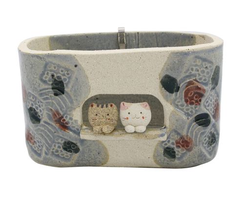 サイズ:本体:高さ10x幅14x奥行6.5cm 素材:陶器 豊大窯作手作りの線香鉢。猫が窓から覗いてとっても可愛いです。