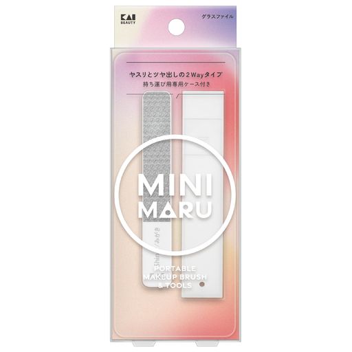 ミニサイズで統一したメイクシリーズMINIMARU(ミニマル)のマルチグラスファイル ヤスリとツヤ出しの2Wayで使用できるグラスファイル。印刷のない面がツメヤスリ、Shiner/みがきと印刷のある面がツメミガキです。 ツメが裂けたり割れた...