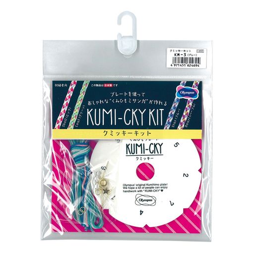 セット内容:クミッキープレート、25番刺しゅう糸、チャーム、丸カン、留め金具、Tピン、パールビーズ、作り方説明書 用意するもの:はさみ、ペンチ、ニッパー 出来上がりサイズ:フリーサイズ 所要時間目安:5~6時間 難易度:初級者向き