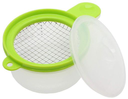 サンドイッチやサラダ用のゆで玉子のみじん切りが簡単にできます。 そのまま保存できる容器と蓋付です。 サイズ:18x12x8cm 本体重量:151g 素材・材質:本体・フタ/ポリプロピレン(耐熱温度140度)、メッシュ枠/ポリプロピレン(耐熱...