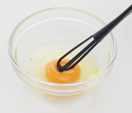 【卵料理やドレッシングのちょい混ぜに便利】たまごや調味料などを混ぜるときに活躍するマドラーです。混ぜる部分がシャープで、卵を切りながら混ぜられます。長さ約16cmで、カップスープやインスタントみそ汁、粉末飲料のかき混ぜにもぴったりです。また...