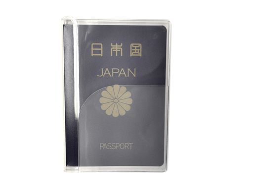 カバーを付けたままでバーコードの読みとりが可能なパスポートカバー。 大切なパスポートの保護カバーにおすすめ。 金具を引き手等にかけて防犯対策にも。 サイズ:9x13x0.4cm 本体重量:35g 素材:ポリ塩化ビニール 生産国:日本