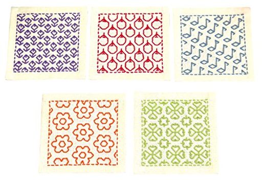 セット内容:No.4500刺し子布、刺し子糸5色、刺し子針、指ぬき、作り方説明書 用意するもの:縫い糸、縫い針、ハサミ、アイロン 出来上がりサイズ:約縦10cmx横10cm 制作時間目安:約3~4時間 難易度:初~中級者向き ※5枚1組