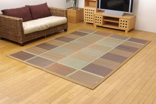 サイズ:江戸間4.5畳 約261x261cm 素材:表地=い草(九州産) ※紋織 裏地=ウレタンフォーム6mm ヘリ=綿85%、麻15% 原産国:日本製(純国産)