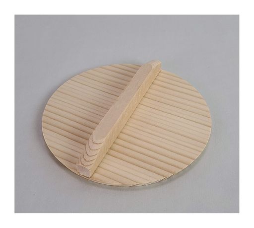 カナダ産の材木スプルースを使い、日本で製造しています。 [サイズ]約直径16x高さ2.8x厚さ0.8cm [重量]約84g