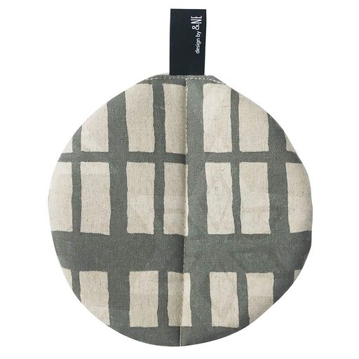 サイズ(約):直径15.5cmx厚さ1.5cm 材質:生地/麻55%・綿45%中材/ポリエステル100%紐/綿100% 生産国:日本 人気商品の三角鍋つかみではつかみきれないサイズに対応したまる型鍋つかみ。 真ん中にステッチがはいっているた...