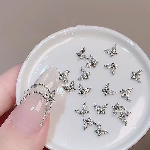 【絶妙で美しく·キラキラ】蝶のデザインで、可愛くておしゃれです。シルバーのフレームの上にはホワイトのラインストーンを嵌め込み、キラキラして存在感があってゴージャスを添えています 【優れた素材】蝶のネイルパーツは優れた合金の素材を採用します。...