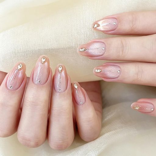 【内容】ネイルチップ30枚+付替え用両面テープ+取り外し用ウッドスティック1個+爪やすり1個。