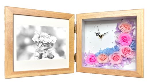 プリザーブドフラワーフォトフレーム時計付写真立てのプリザーブドフラワーアレンジはバラ・アジサイを使用、直射日光はお避け下さい。 何十年と大切にしたい家具などに使用される天然木材は丈夫で長持ちします。天然木材そのものの色、長い年月を経て経年劣...