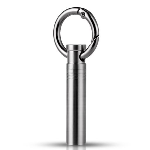 チタン製で非常に軽くて上質な素材で高級感溢れるピルケースです。おしゃれでスタイリッシュなデザインを採用。年齢層や男女を問わず、どんな場合でも使えるデザインです。 気密性バッチリ!キャップを閉めた時にパッキンがしっかり隠れて密封されている感じ...