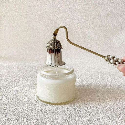 【サイズ】:パープル花:16.5*4.5*5.5cm、ゴールド花:16*6*3.5cm、ホワイト花:16*6*4cm。パッケージ内容:キャンドルスナッファーx1本。(キャンドルは含まれません。) 【ロングハンドル】:このろうそく消しの持ち手...