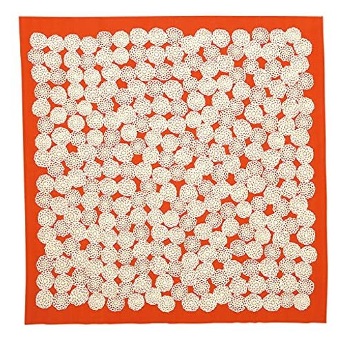日本製 約106x105cm 綿100% 三巾(約105cm)サイズの大きめ風呂敷。買い物袋物やテーブルクロス、ソファーの背もたれや壁に掛けるインテリアクロスとしても使える大きさ。シャンタン生地独特の横糸の凸感が、デザインに深みを出していま...