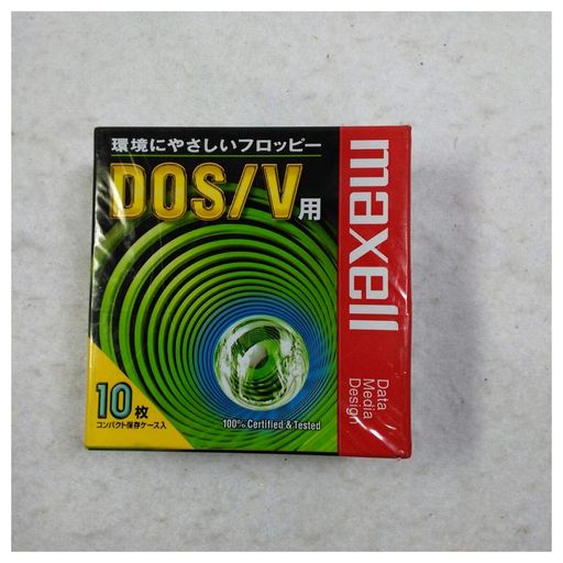 3.5インチの2HDフロッピーディスク(10枚入り)です。 メディアは大きなプラスチックケース1個に10枚が収納されています、1枚毎のケースではありません。