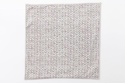サイズ:20x20cm 製品生産国:日本 表面はリバティプリント生地を使い、裏面にワイピングクロス生地を使用しています。 縁のメロー巻きがアクセントです。 裏面の色は柄によって異なります。柄の出方が商品によって異なります。
