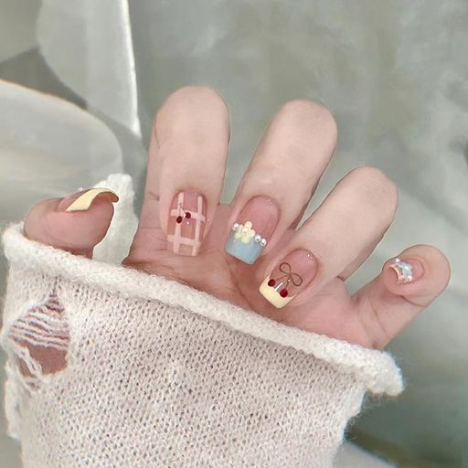 手作りの繊細な立体デザイン:24枚入りのネイルチップは、人気の韓国風の3Dデザインで、秋冬のファッションに合わせやすい。 多様な用途:パーティーや日常生活で使用でき、花嫁ネイルにも適しています。 高品質:光沢のあるネイルチップは、つけ心地が...