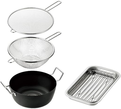 サイズ(約):天ぷら鍋22cm(ハンドル含む)/220x300x120mm(本体高さ90mm)・容量2.9L(580g)、手付きフライヤー22cm(ハンドル含む)/220x370x80mm(180g)、油はねガード(ハンドル含む)/240x...
