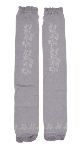 素材:麻50%、レーヨン50% 製造:中国 サイズ:約56x10cm さらさら素材の麻とひんやり素材のレーヨンに、内側は通気性が良いメッシュ素材で快適なつけ心地のアームカバー。手の甲までカバーできます。 高級感のあるジャカード織の絵柄が織り...