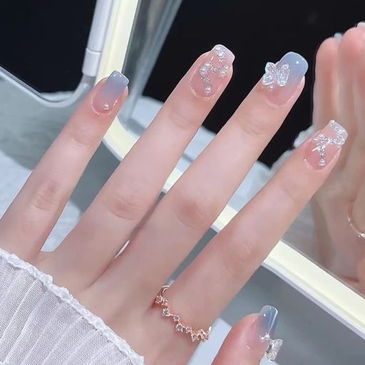 星(塗り潰し)24枚の爪&amp;12種類のサイズ、接着剤付きステッカー、ミニファイル。 星(塗り潰し)このネイルチップは優れたABS素材で作られています。少なくとも、2週間ぐらい保持できます。または、自分好きな装飾を追加とパターンを設計す...