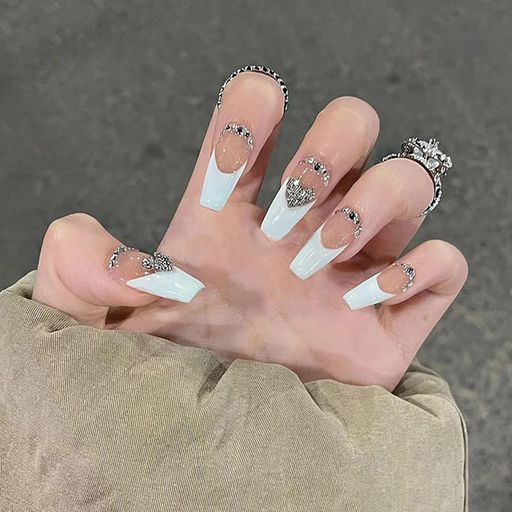 【人気色】オシャレの同時にもシンプルで日常的な短めネイルチップ。 【再使用可能】粘着性が高く両面テープがついており、平均7日程度持ち、付け替え簡単で、外しやすくて、防水、無臭、無残留、再利用可能。 【貼るだけ簡単】両面テープで簡単におしゃれ...