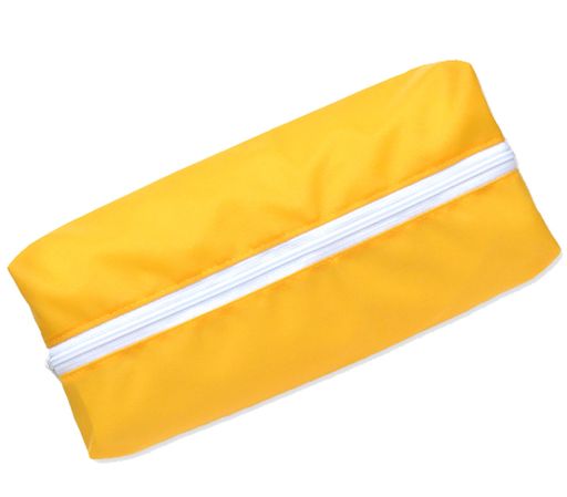 サイズ:約26cm(縦)x約11cm(横)x約5cm(マチ) 本体重量(kg):0.2 素材:ナイロン(撥水加工) 原産国:日本