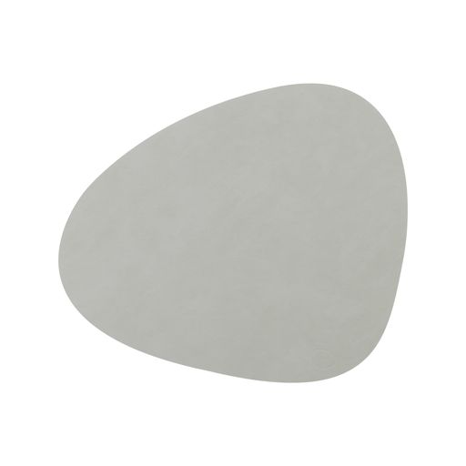 4枚セット 生産国:Denmark(デンマーク) 素材:80%リサイクルコアレザー/20%天然ゴム 「NUPO」シリーズは、スエードのような表面と柔らかさが特長。エレガントでタイムレスなデザインで、ほとんどのインテリアスタイルに最適です。厚...