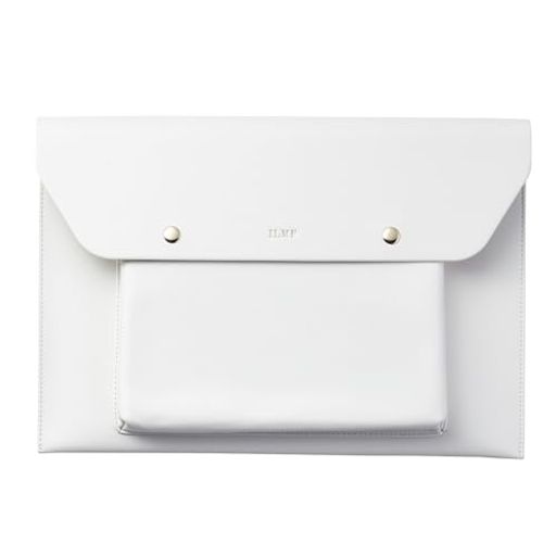 ノートパソコンやタブレットと一緒にACアダプター、マウスなどを収納してスマートに持ち運べる。私らしい仕事道具で毎日をもっと輝かせる、“ILMFシリーズのレザーインナーケースです。 ACアダプターやマウスなどをまとめて収納できる外ポケットが付...