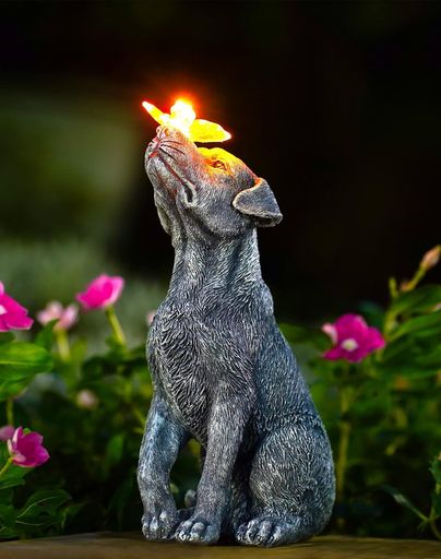 庭園装飾 愛らしい犬の彫刻-蝶とともにある魅力的なデザインこの犬の置物は高品質樹脂で作られ、鼻先にとまった可憐な蝶が特徴です。蝶の内部にはソーラーLEDライトを内蔵。昼間に太陽光を蓄え、夜にはほっこりとした温かな光で空間を包み込みます。 ◆...