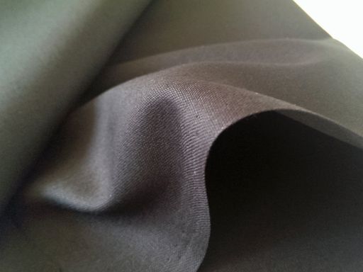 しっかりした中厚手の無地オックスです。全部で11色ございます。 黒の作品見本は、無地オックスの他、「ブロード水玉(大)赤」も使っています。 カバン等小物作りだけでなく、パンツ・エプロン・作業着・クッションカバー・・テーブルクロス等、使い方色...