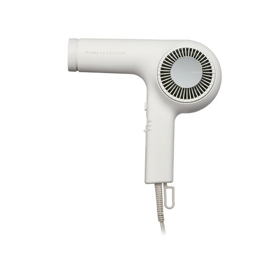 ミニマムな機能でヘアドライを快適にします。温風と冷風をワンタッチで切替えるクールショットスイッチは、グリップを握った時に押しやすい位置に設定。風量切替スイッチもシンプルな操作性。 ヘアドライヤー ミニマムな機能でヘアドライを快適にします。温...