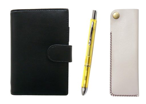 ※ノート類は付属しておりません。市販のリフィルを別途お買い求めください。 ミニ6穴サイズ(B7サイズ)のシステム手帳とホック式ペンケースと3機能ペン(黒赤2色ボールペン+シャープペン)(黄軸)のセット ミニシステム手帳(黒) 材質:再生牛革...