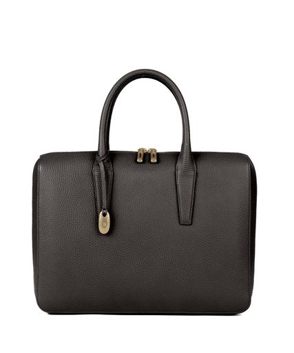 定番のシュリンク型押しシリーズから、新たにシャープな印象のブリーフが登場。 高さ/27cmx横幅/37cmx奥行/7cm 重さ:約1000g ■外装:オープンポケットx1、底鋲付き■内装:ファスナーポケットx1、オープンポケットx2ペン差し...