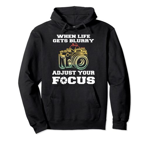 人生がぼやけたときは、焦点を調整してください。この面白い引用写真ティーは、写真家(プロまたはアマチュア)、芸術または写真の教師、または写真を愛する人へのプレゼントに最適です。 Photogsシャッターバグパパラッチとフォトジャーナリストのア...